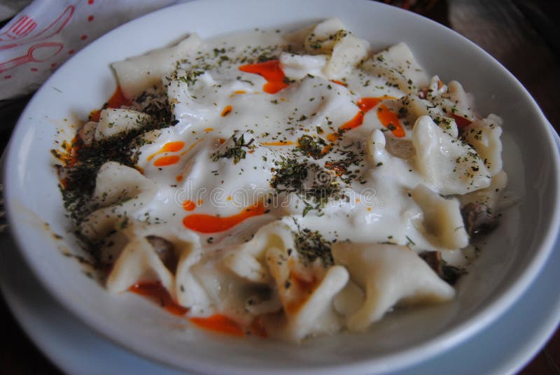 Cuisine Turque De Manti De Raviolis Dans La Plaque Blanc Image stock ...