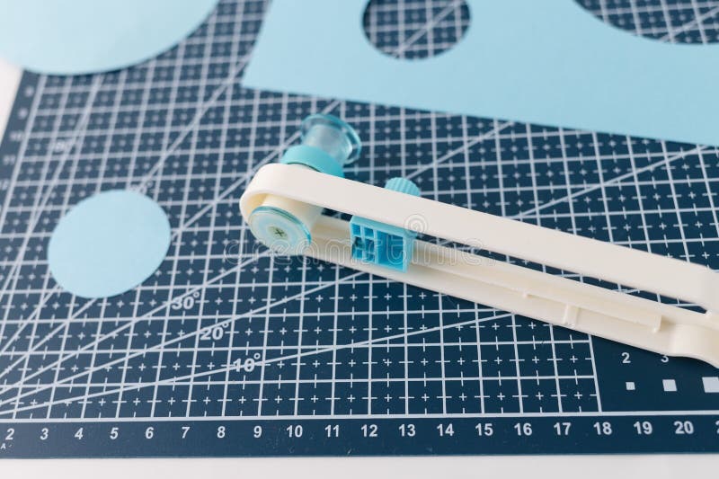 Manual Circle Cutter Tool with Measurements in Centimeters, Allowing ...