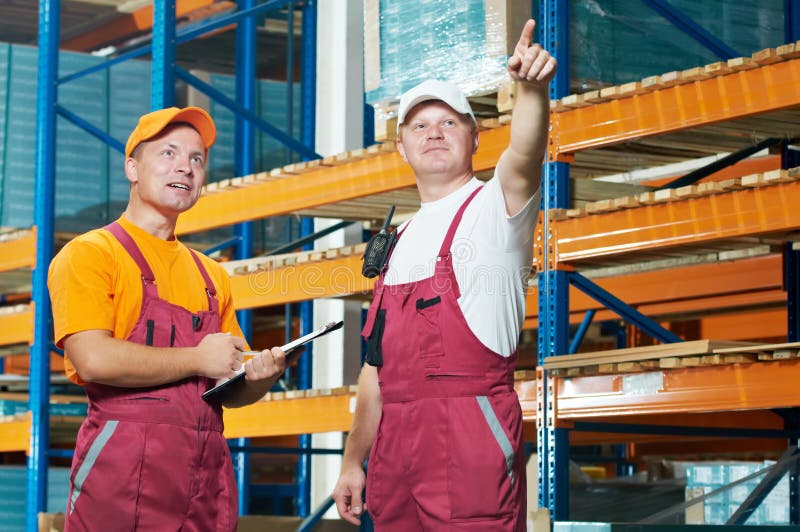 Arbetare i lager arkivfoto. Bild av logistik, leverera - 104383372