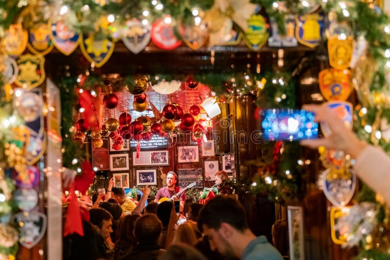 Many People Inside the Famous Temple Bar Editorial Photography - Image ...