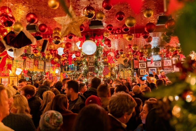 Many People Inside the Famous Temple Bar Editorial Photo - Image of ...