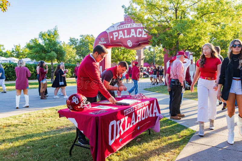 Many Visitor Join the Homecoming Parade Editorial Image - Image of ...