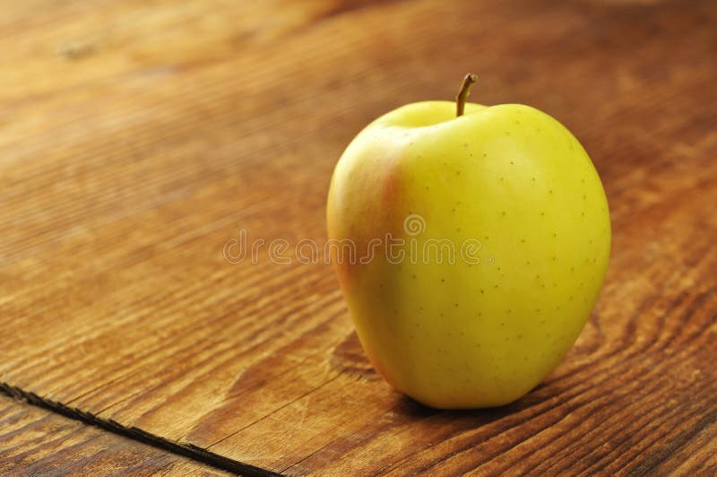 Manzana "golden delicious" foto de archivo. Imagen de cena - 28435416