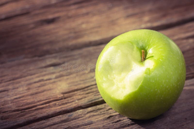 La Manzana Mordida Fotos De Stock - Download 293 Fotos Libres de Derechos