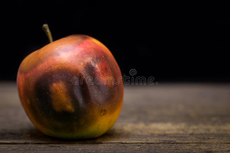 Manzanas De La Descomposición En Una Tabla De Madera Foto de archivo ...