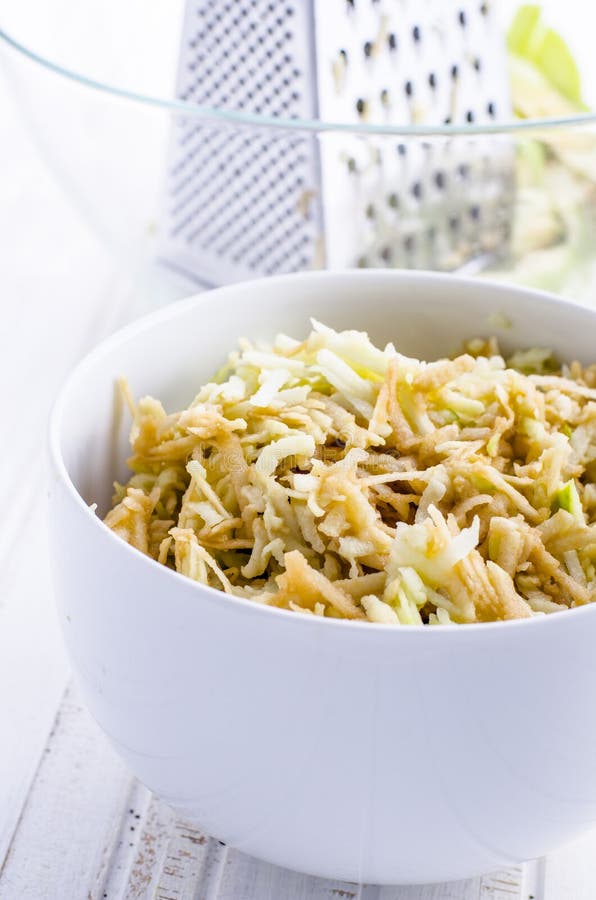 Manzana Rallada Con La Herramienta Inoxidable Foto de archivo - Imagen ...