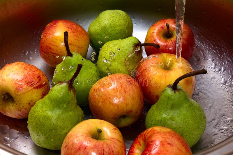 Manzanas en agua imagen de archivo. Imagen de colores - 55837615