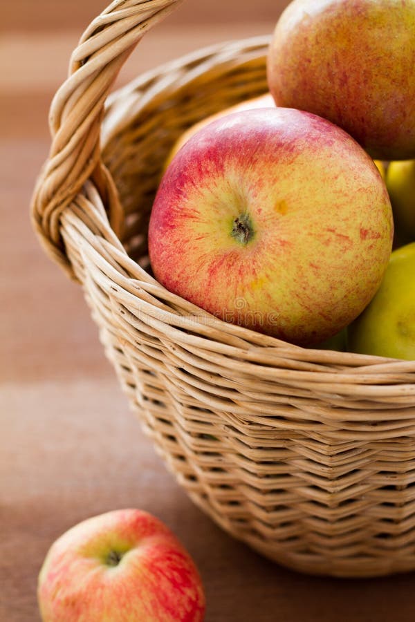 Manzanas en una cesta foto de archivo. Imagen de maduro - 27032508