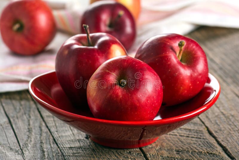 Manzanas rojas foto de archivo. Imagen de fruta, hojas - 65425500