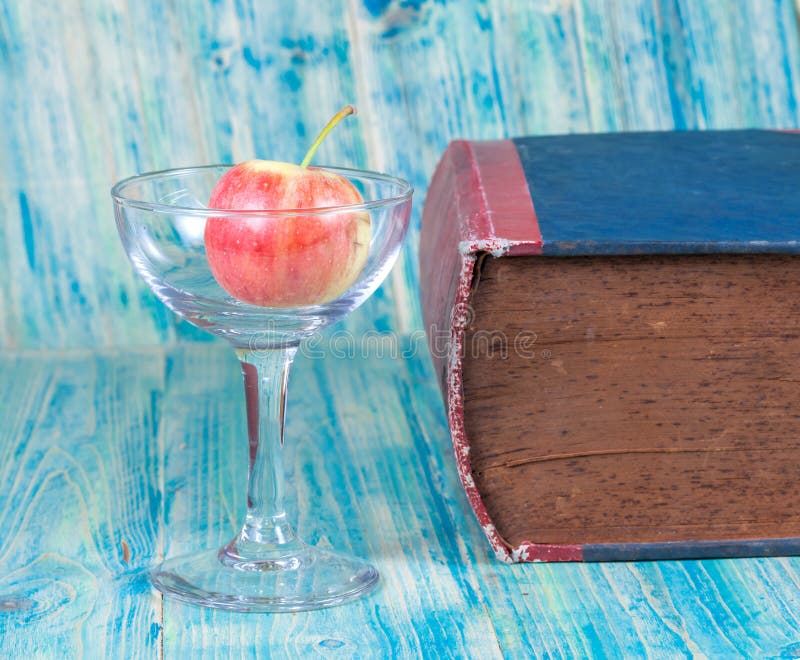Manzanas Rojas En Vidrio Con El Libro Imagen de archivo - Imagen de ...