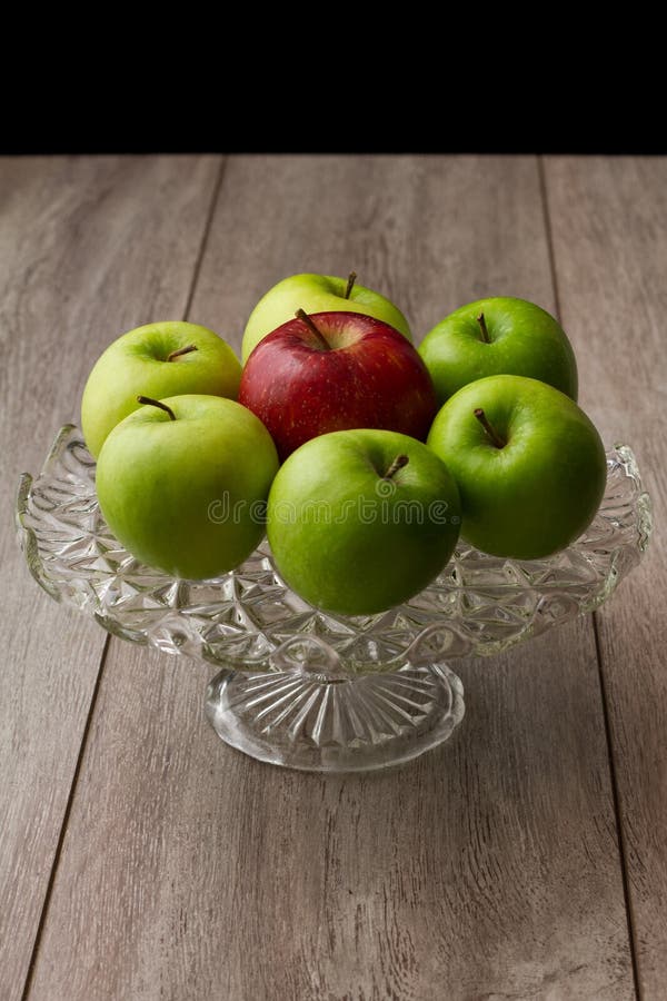 Manzanas verdes y rojas imagen de archivo. Imagen de siete - 28917805