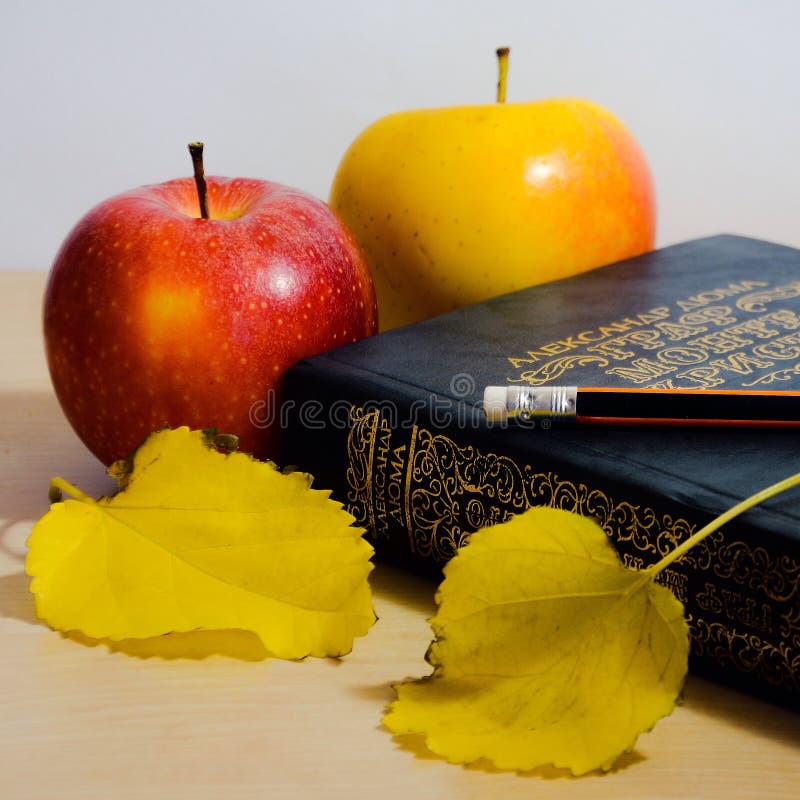 Manzanas y libro imagen editorial. Imagen de vector, manzana - 52604525