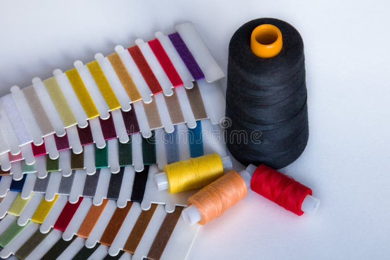 Mapa De Color Del Hilo Y De La Bobina Del Hilo Imagen de archivo ...