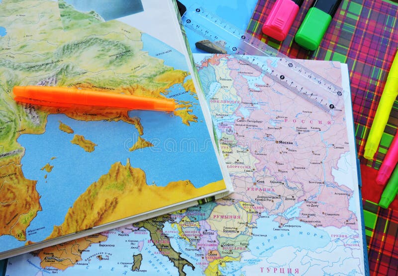 Mapa Del Mundo En La Tabla De Viajeros Imagen de archivo - Imagen de ...