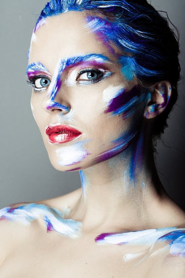 Maquillaje Creativo Del Arte De Una Chica Joven Con Los Ojos Azules