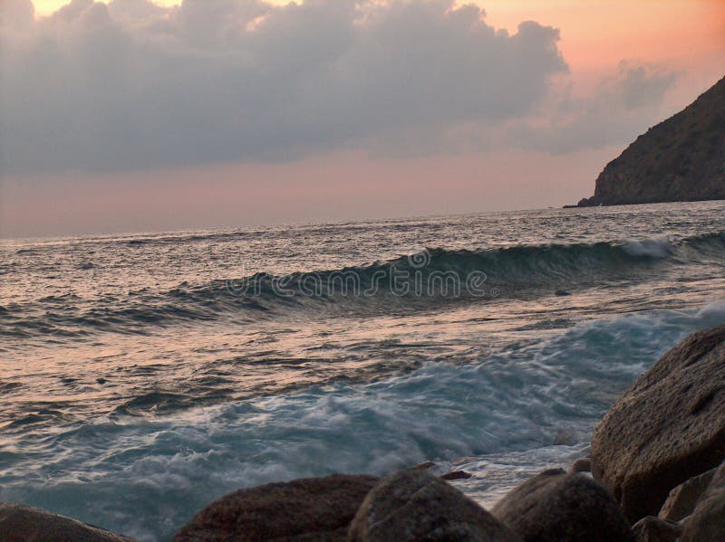 Mar agitado foto de archivo. Imagen de nadada, orilla - 25212606