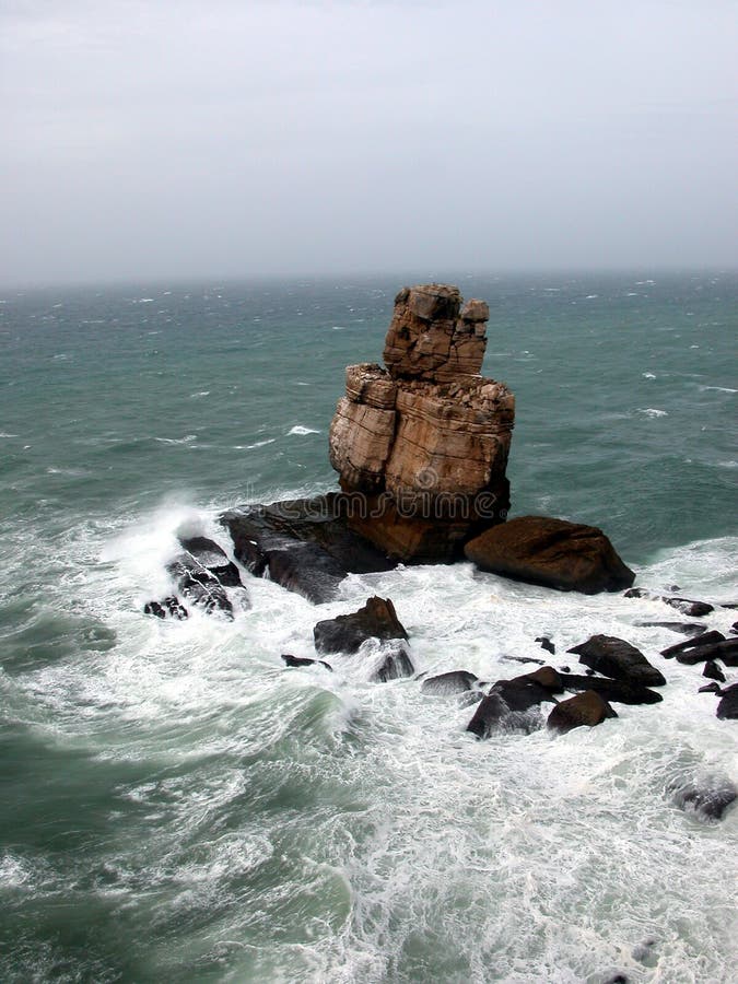 Mar Agitado En Los Acantilados Imagen de archivo - Imagen de pobre ...