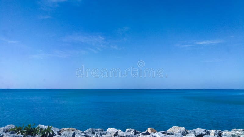 Mar azul foto de stock. Imagem de relaxe, céu, nave - 116284670