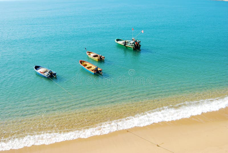 Mar azul foto de stock. Imagem de nuvens, montanha, carga - 21110852