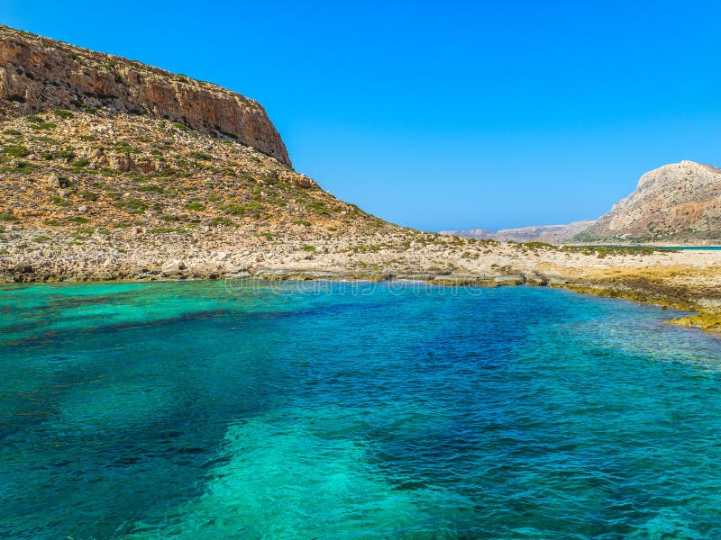 Mar Azul Claro Que Sorprende - Playa Aislada Hermosa Foto de archivo ...