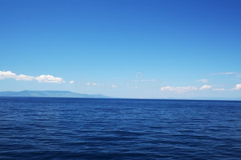 Mar azul profundo imagen de archivo. Imagen de niebla - 7281263