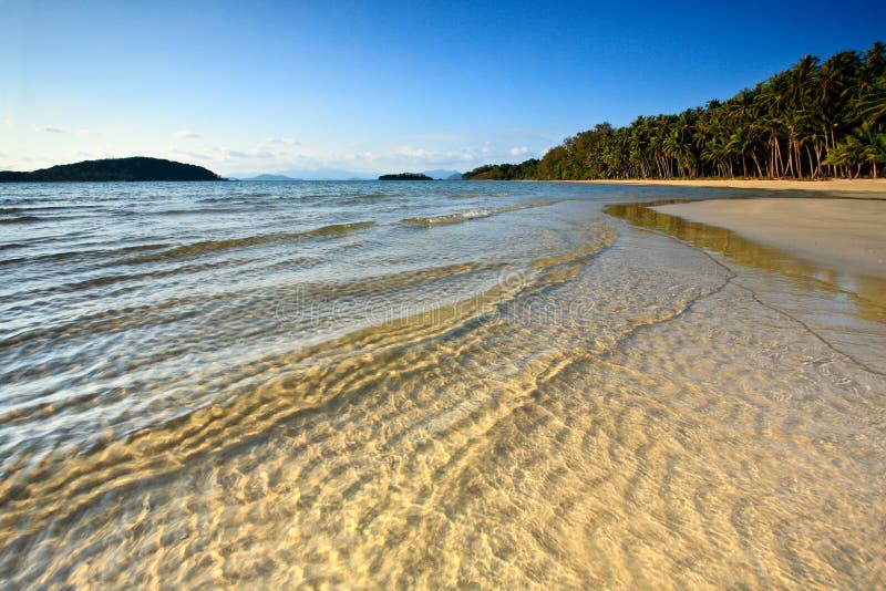 Mar azul, playa hermosa imagen de archivo. Imagen de contexto - 16296425