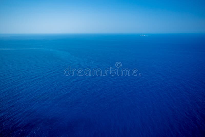 Mar azul profundo foto de archivo. Imagen de océano - 121356652