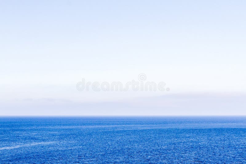 Mar Azul Y Cielo Claro Brillante Imagen de archivo - Imagen de ...