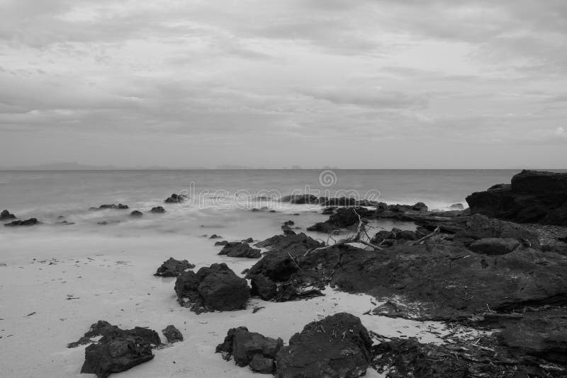 Mar blanco y negro foto de archivo. Imagen de marejada - 107349206