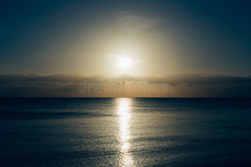 Mar Calmo Com A Foto Do Ajuste De Sun Imagem de Stock - Imagem de ...