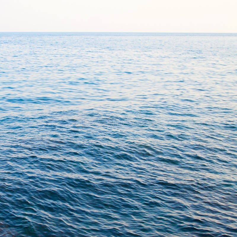 Mar calmo que estende foto de stock. Imagem de oceano - 17906250
