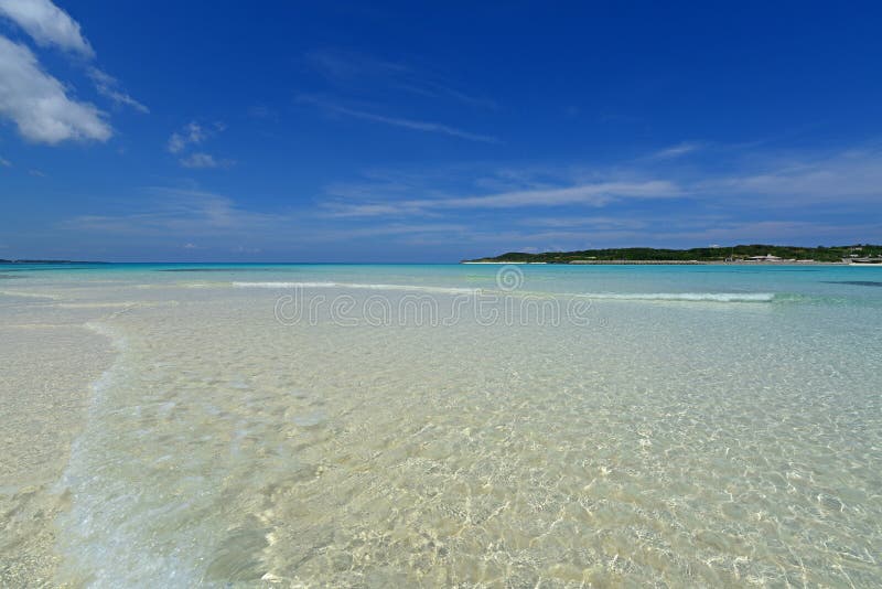 Mar Claro Azul Con Las Nubes Foto de archivo - Imagen de arena, arenoso ...