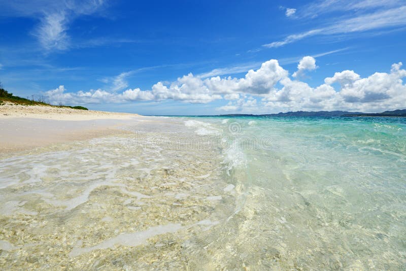 Mar Claro Azul Con Las Ondas Y Cielo Con Las Nubes Imagen de archivo ...