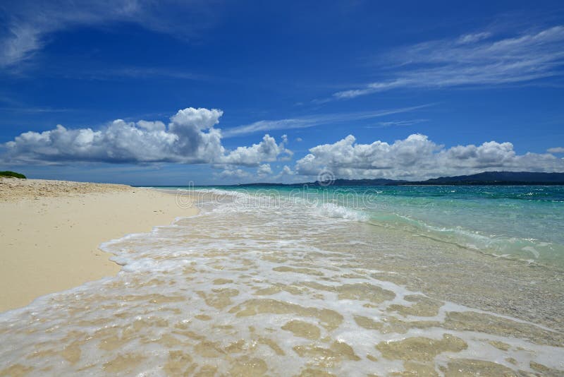 Mar Claro Azul Con Las Ondas Y Cielo Con Las Nubes Imagen de archivo ...