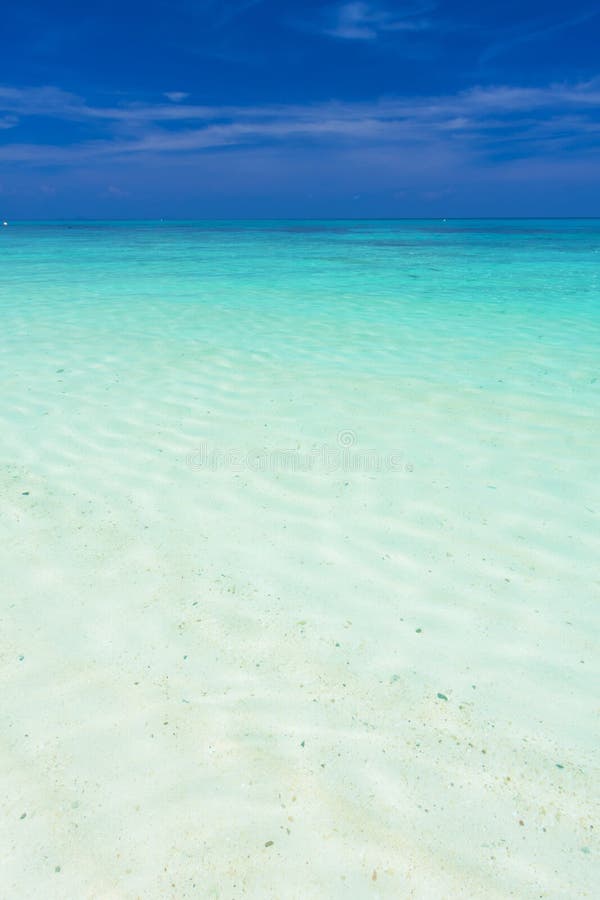 Mar claro liso foto de stock. Imagem de hotel, console - 42068672