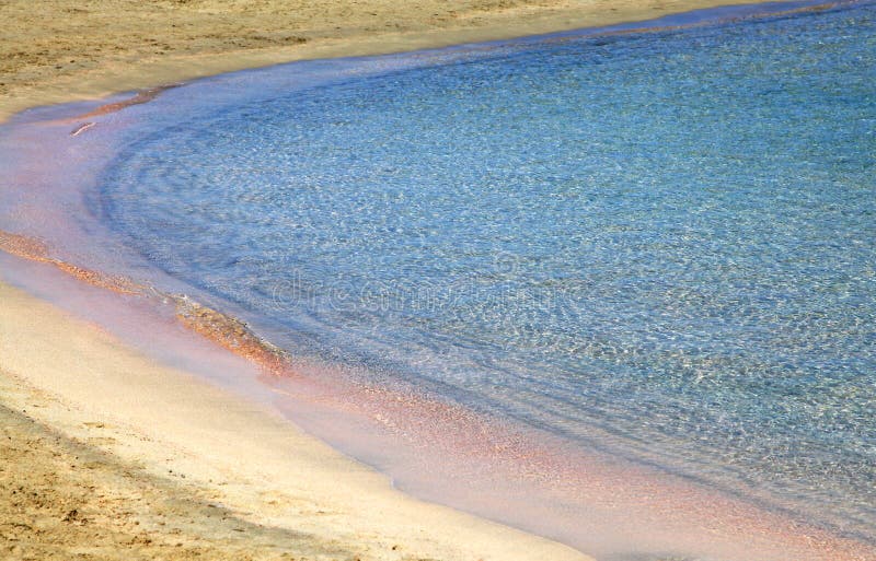 Mar Claro Raso Com a Areia Cor-de-rosa Em Elafonisi, Creta Foto de ...