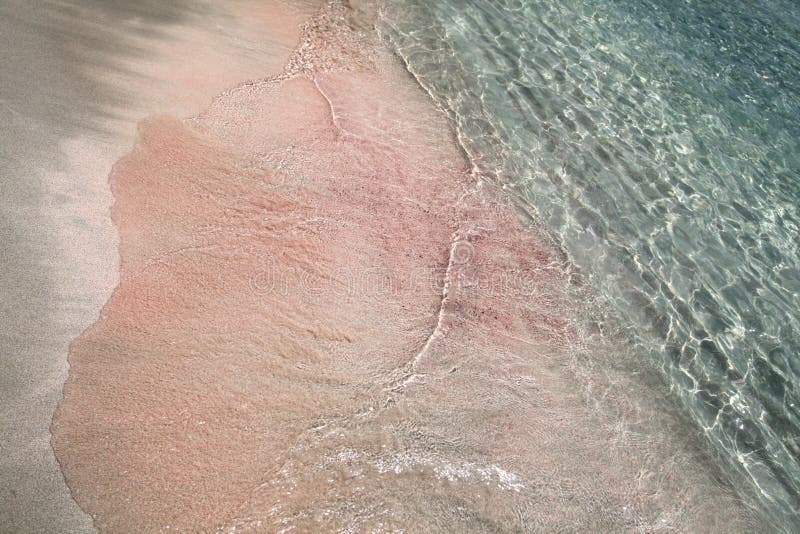Mar Claro Raso Com a Areia Cor-de-rosa Em Elafonisi, Creta Imagem de ...