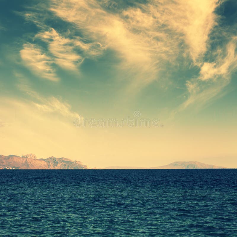 Mar Com a Ilha No Horizonte, Cores Do Vintage Foto de Stock - Imagem de ...