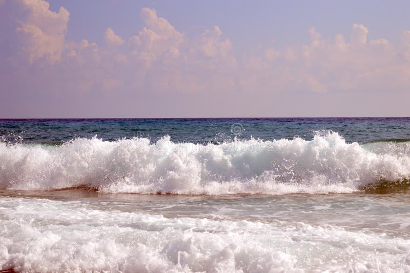 Mar de Cote d'Azur imagem de stock. Imagem de ondas - 136254407