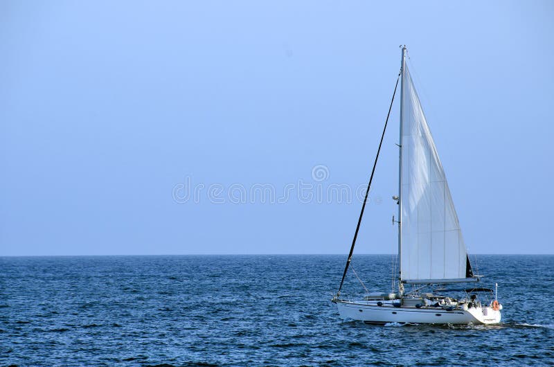 Mar del azul del velero foto de archivo. Imagen de azul - 32663304