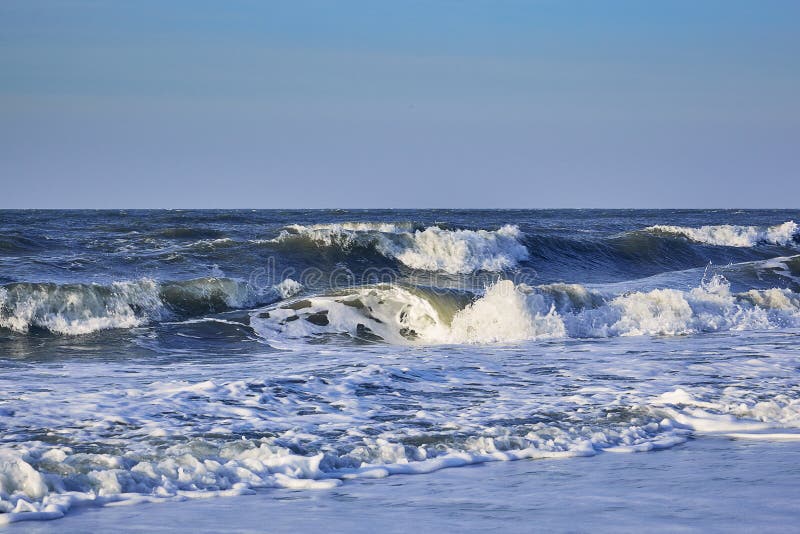 Mar Del Norte Con Los Cielos Azules Imagen de archivo - Imagen de ...
