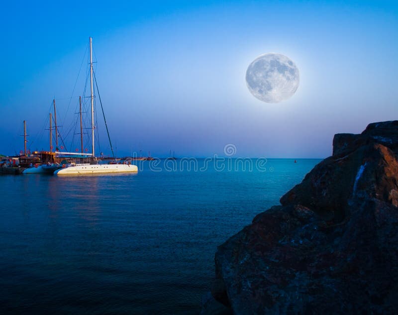 Mar E Lua Na Paisagem Da Noite Imagem de Stock - Imagem de fabuloso, arte: 7981477
