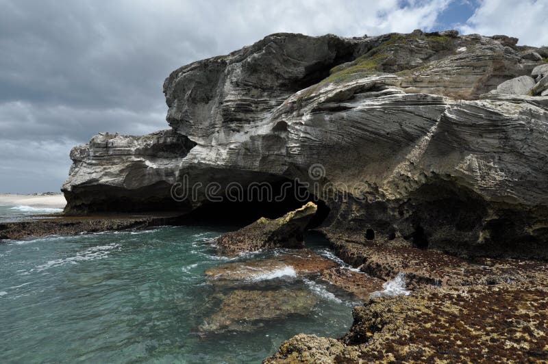 Mar a excavar imagen de archivo. Imagen de agua, cueva - 12282509