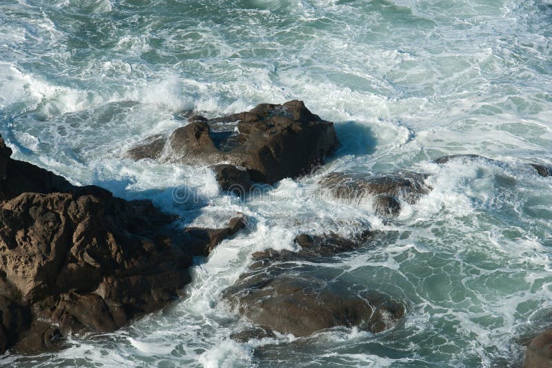 Mar Feroz No Litoral De Oregon Foto de Stock - Imagem de costa, surfe ...