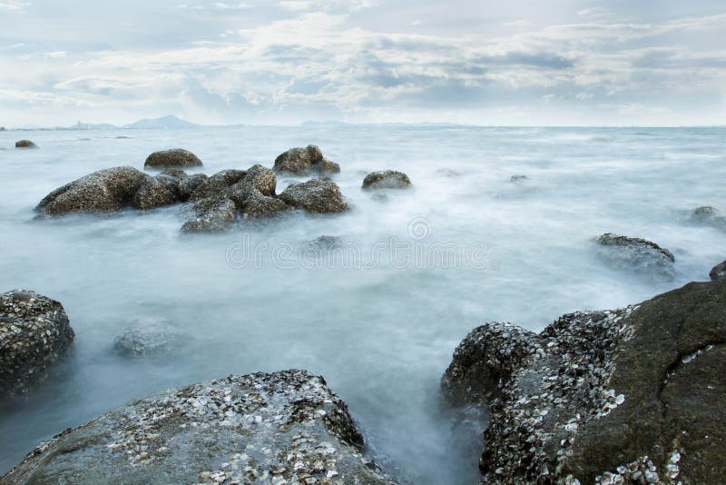 Mar frío imagen de archivo. Imagen de resorte, nube, hermoso - 42325099