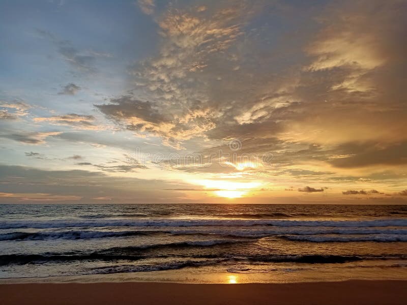 Mar Hermoso Y Su Puesta De Sol Imagen de archivo - Imagen de cielo ...