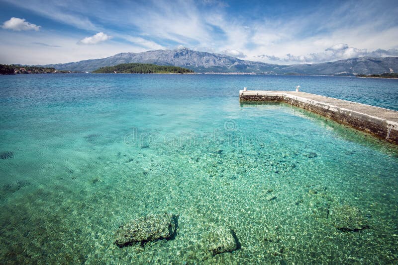 Mar limpio cristalino imagen de archivo. Imagen de limpio - 54391493