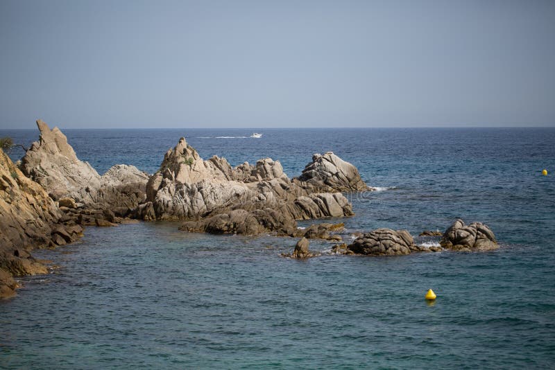 Mar, sol y rocas foto de archivo. Imagen de playa, resorte - 61798898
