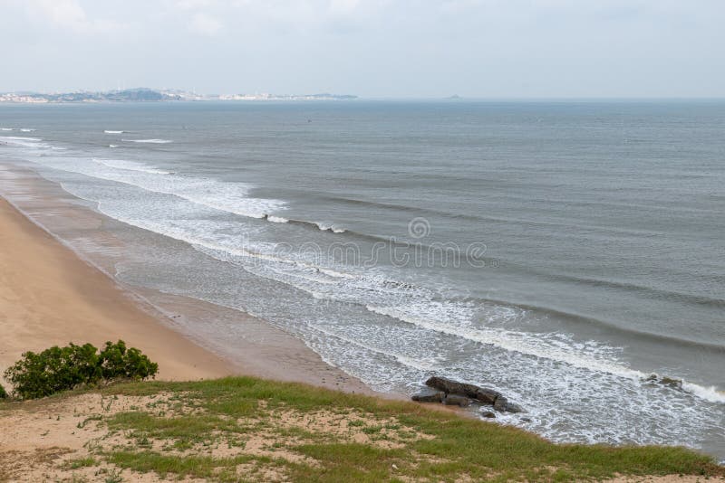 Mar Soleado Y Playa Olas Blancas Playa Dorada Foto de archivo - Imagen ...