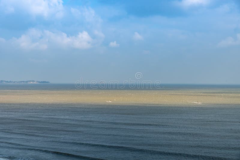 Mar Soleado Y Playa Olas Blancas Playa Dorada Imagen de archivo ...